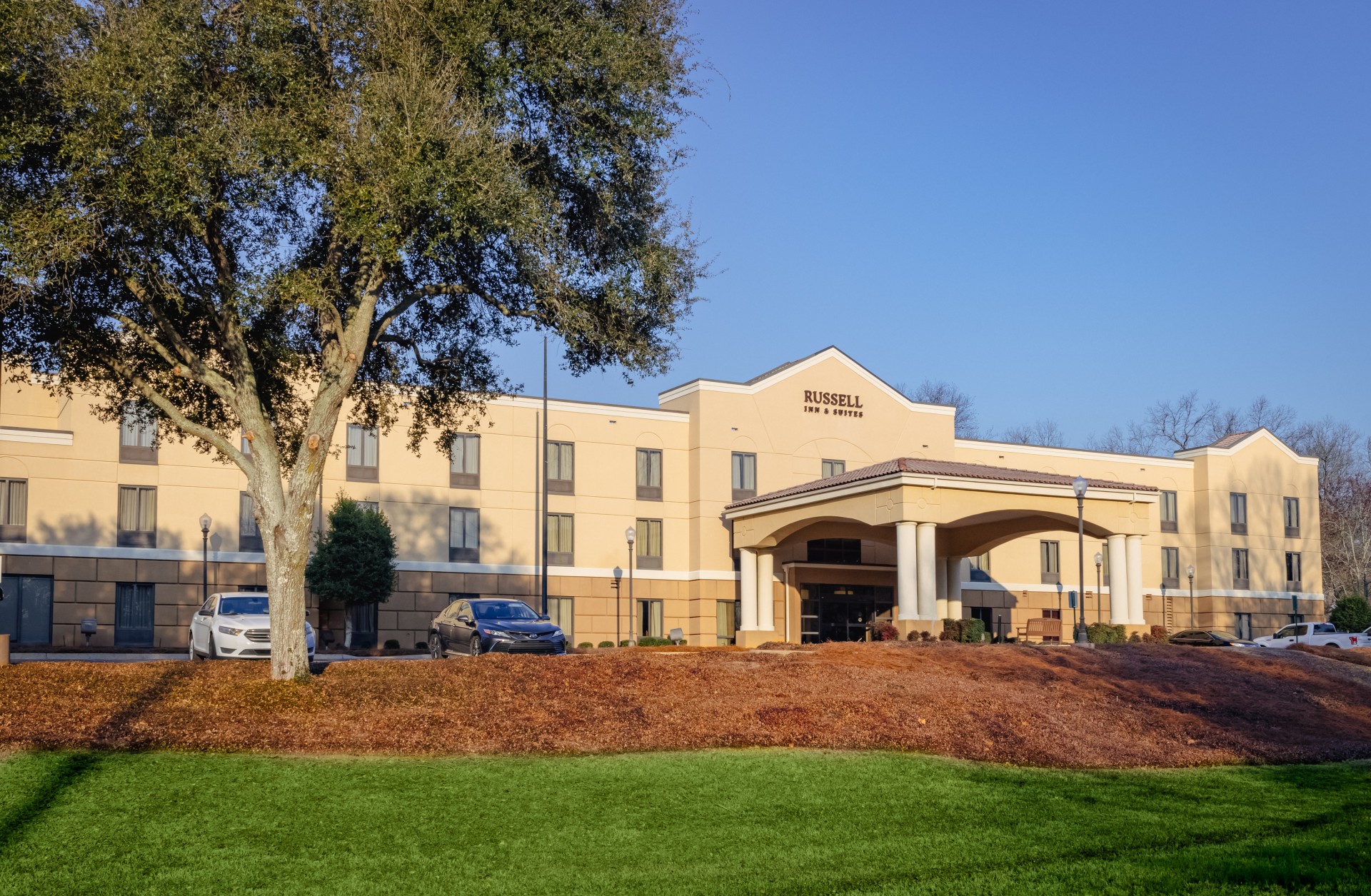 Russell Inn & Suites | Official Site