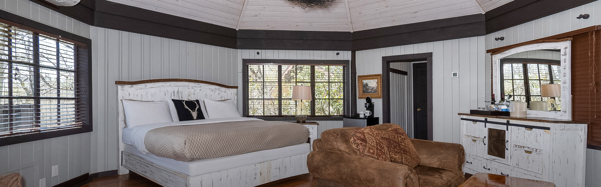 Hotel Rooms Near Asheville NC | Switzerland Inn